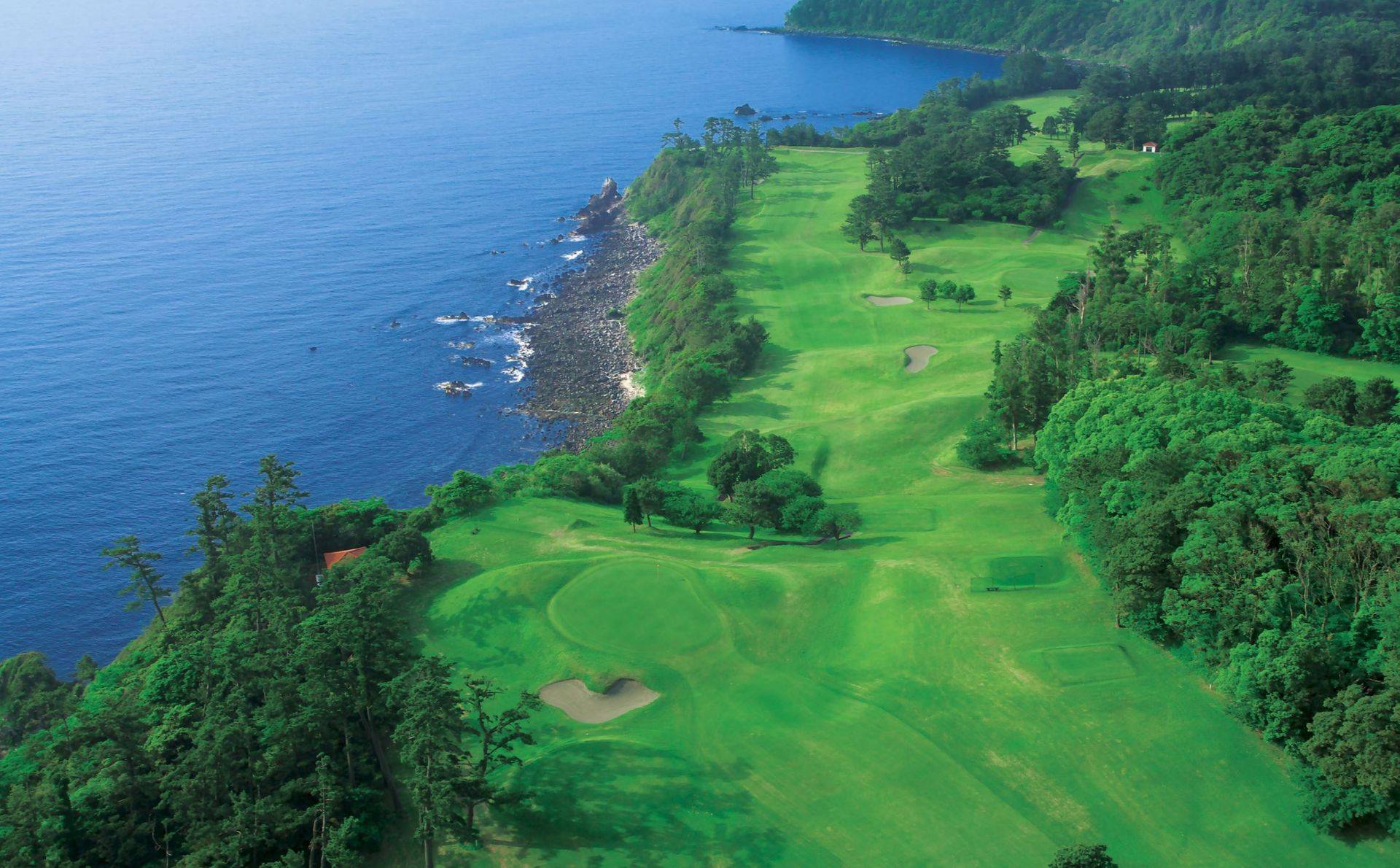 How Many Acres in a Typical Golf Course? (Guide & Examples)