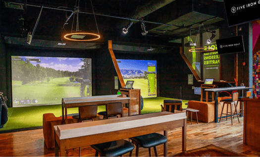 O campo de golfe Five Iron Golf Nashville é inaugurado.
